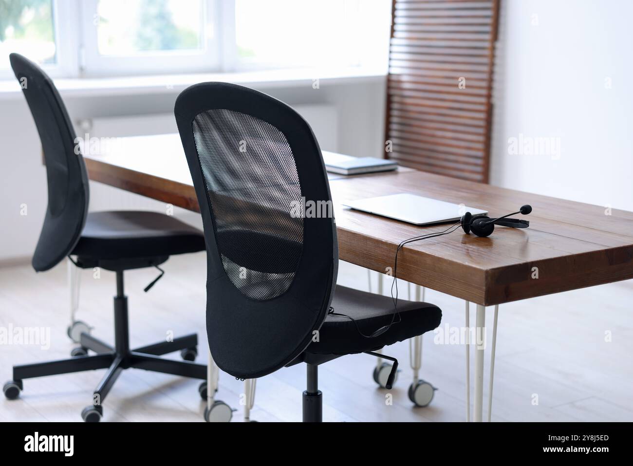 Black chairs, laptop and desk in office Stock Photo - Alamy
