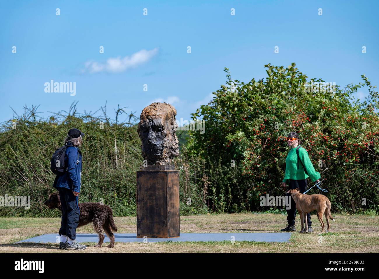 Sculpture of dogs head hi-res stock photography and images - Alamy