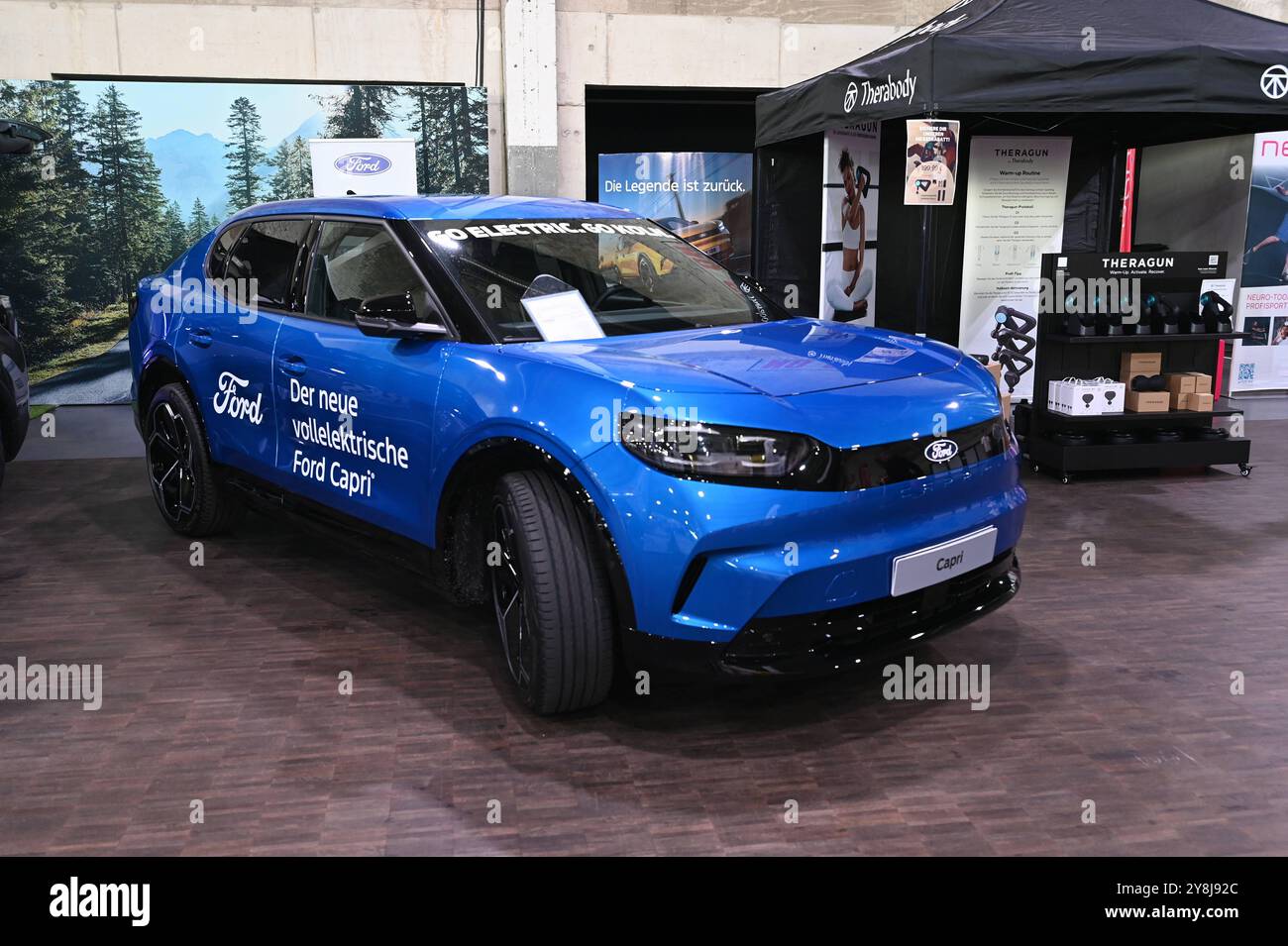 Der neue volleketrische Ford Capri steht in einem Showroom *** The new ...