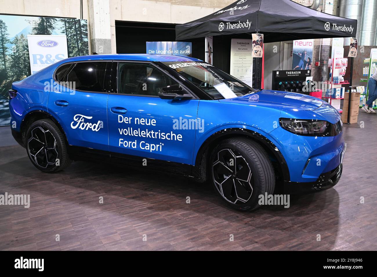 Der neue volleketrische Ford Capri steht in einem Showroom *** The new ...