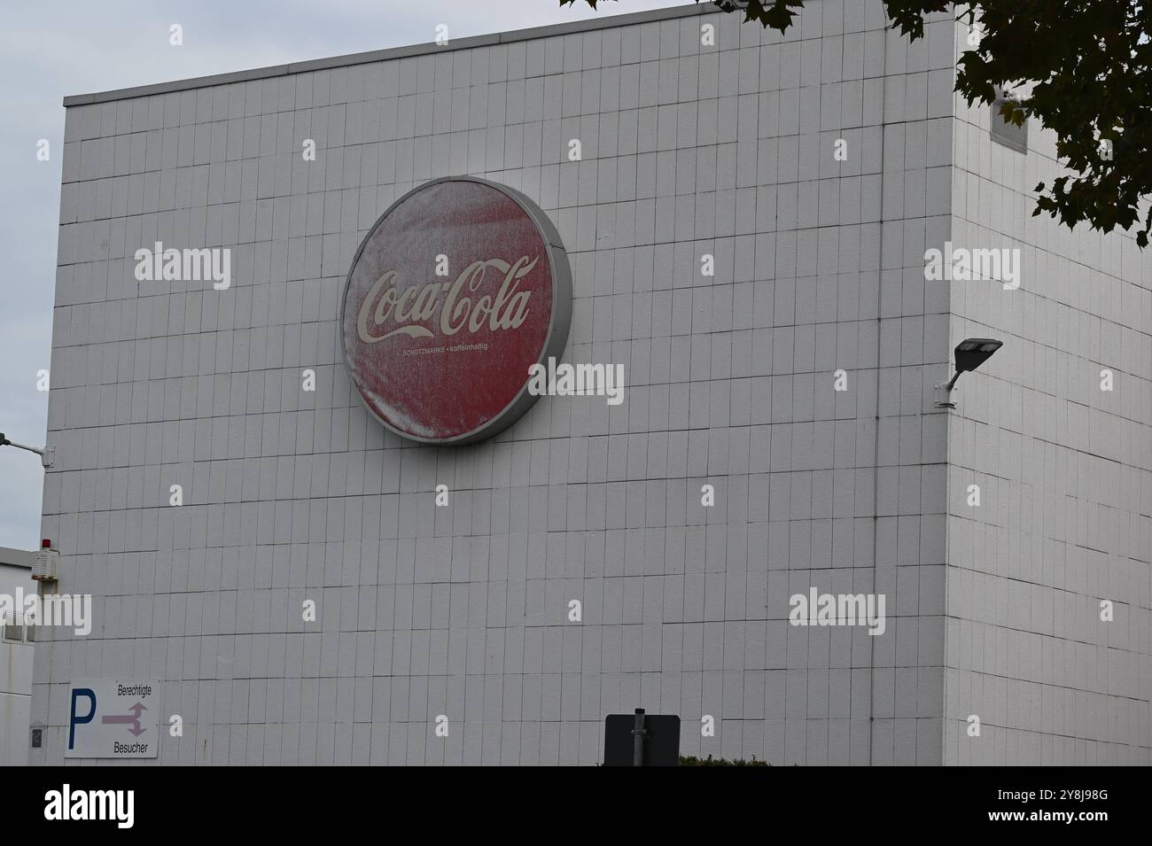 Logo, Schriftzug von Coca-Cola Europacific Partners, einem ...