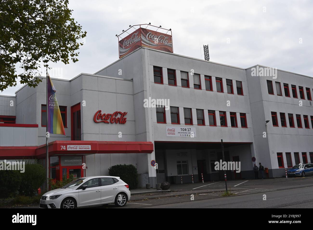 Logo, Schriftzug von Coca-Cola Europacific Partners, einem ...