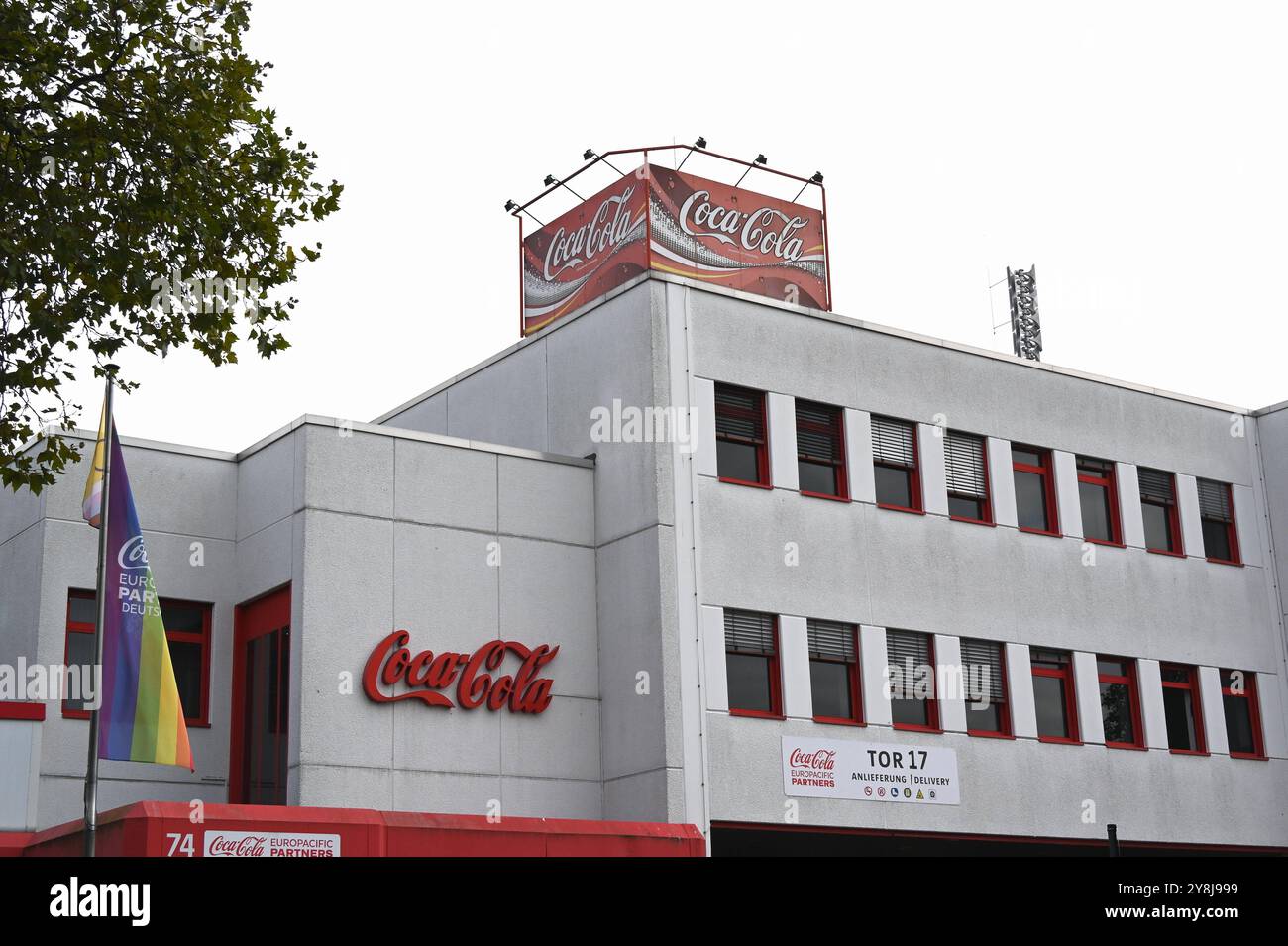 Logo, Schriftzug von Coca-Cola Europacific Partners, einem ...