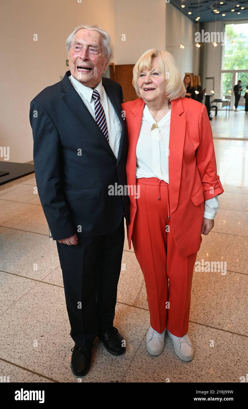 Der Kölner Sänger Ludwig Sebus trägt sich anlässlich seines 99 ...