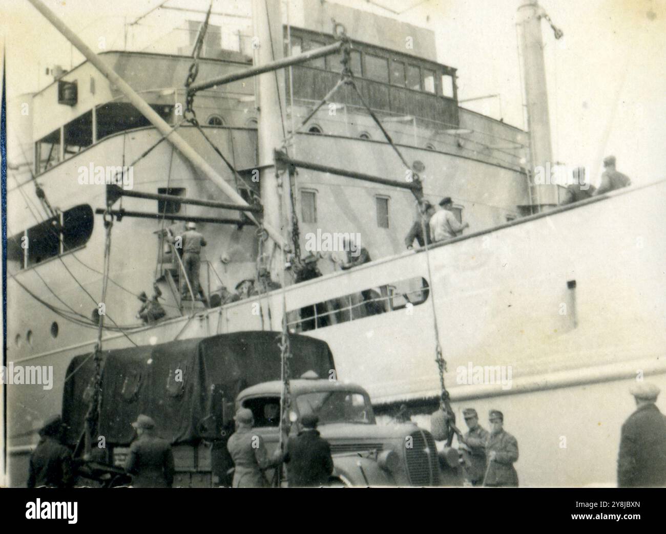 WWII WW2 - Port of Naples, Italy 1942 - german afrika korps boarding to ...