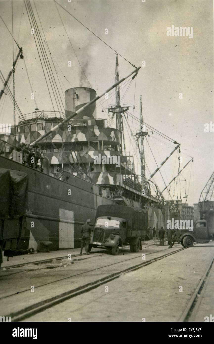 WWII WW2 - Port of Naples, Italy 1942 - german afrika korps boarding to ...