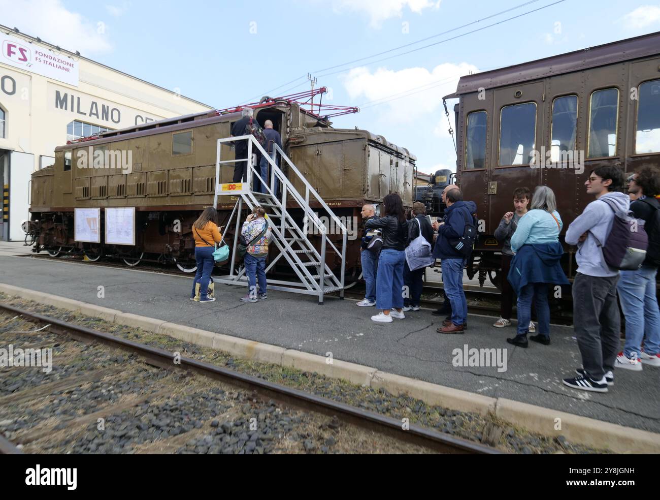 Historic locomotives, guided tours, steam trains, railcars at the open ...