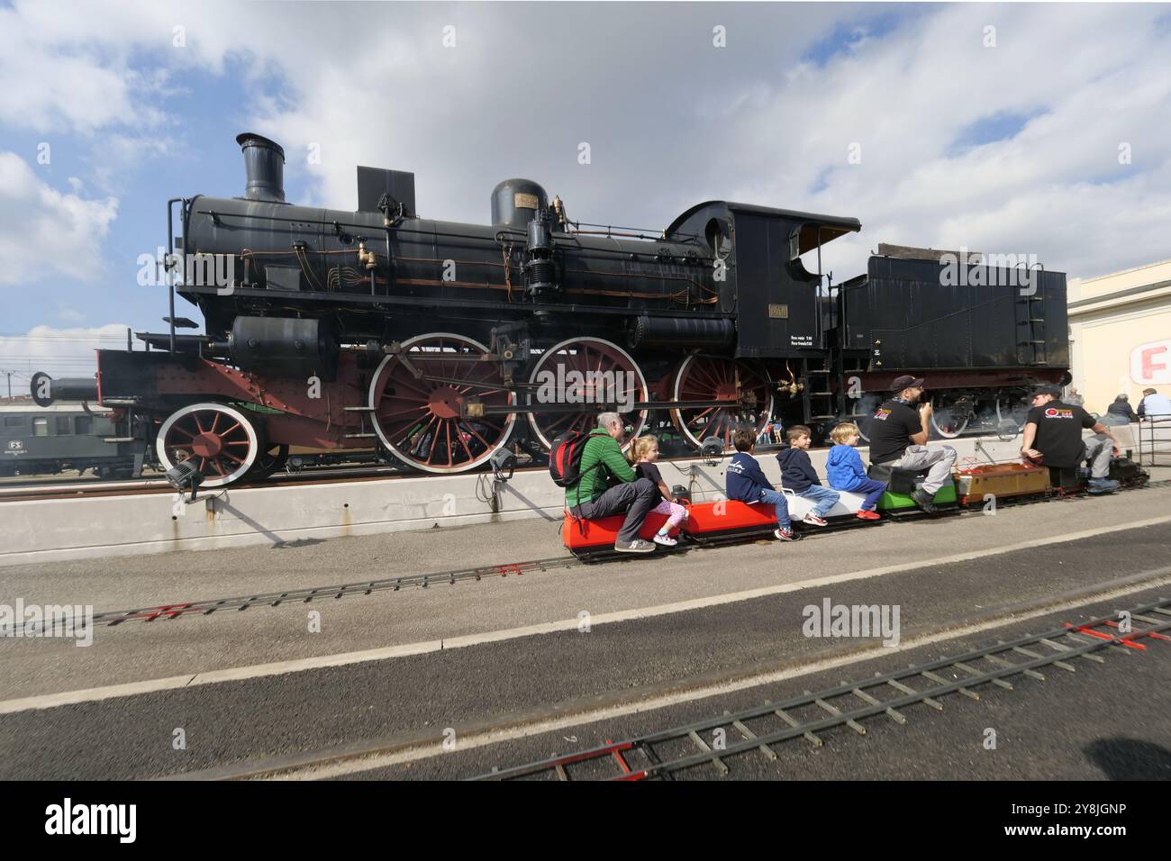 Historic locomotives, guided tours, steam trains, railcars at the open ...