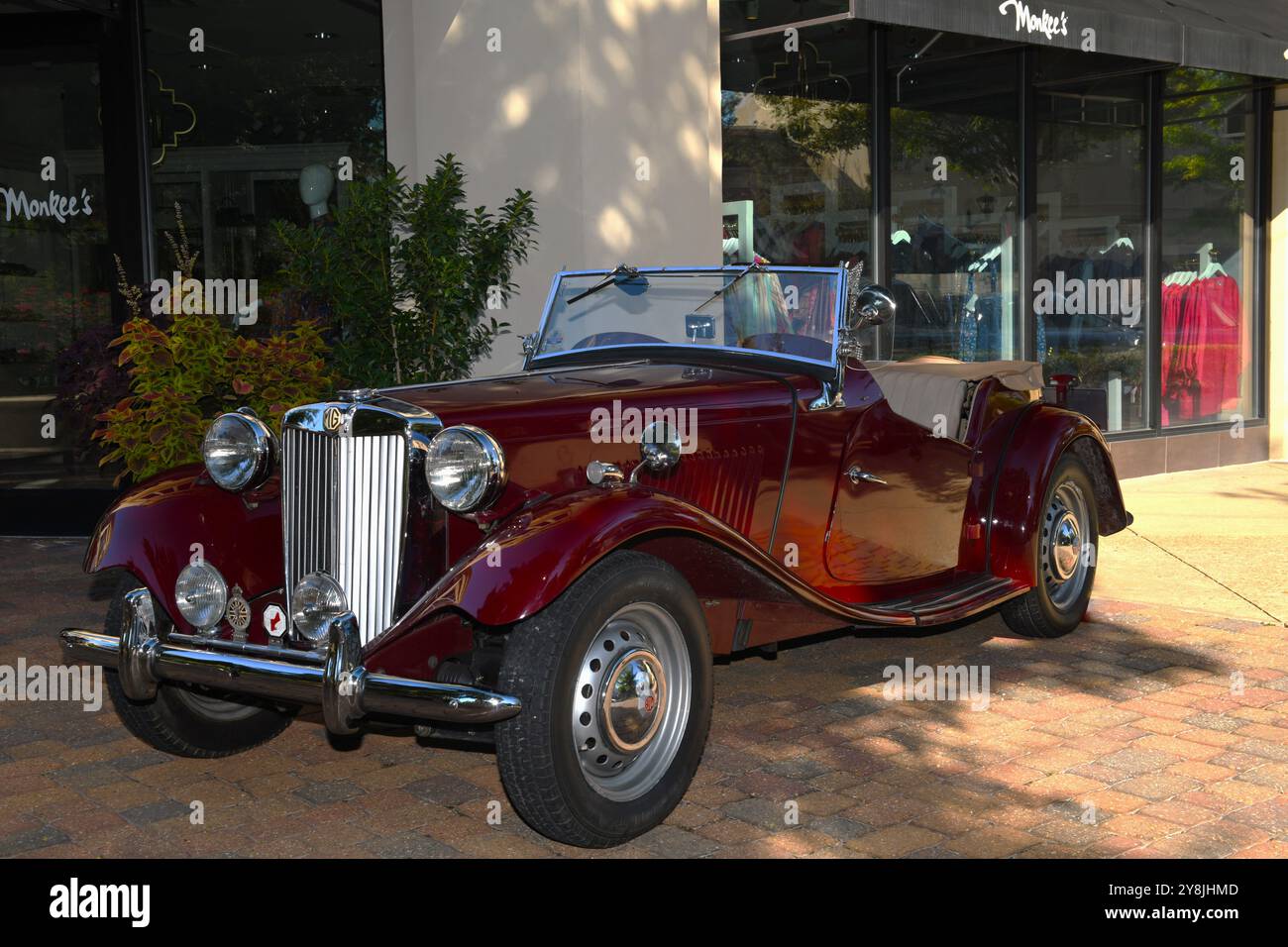 Maroon cylinder hi-res stock photography and images - Alamy
