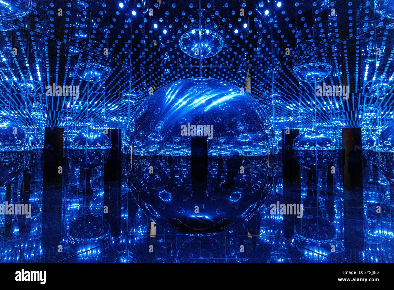 'Infinity Mirrored Room – Beauty Described by a Spherical Heart ...