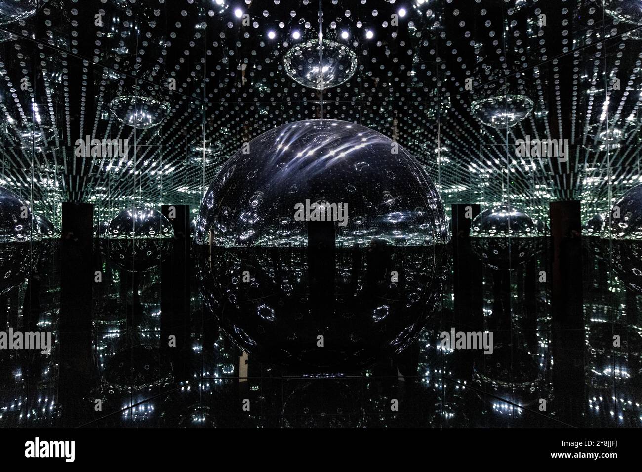 'Infinity Mirrored Room – Beauty Described by a Spherical Heart ...