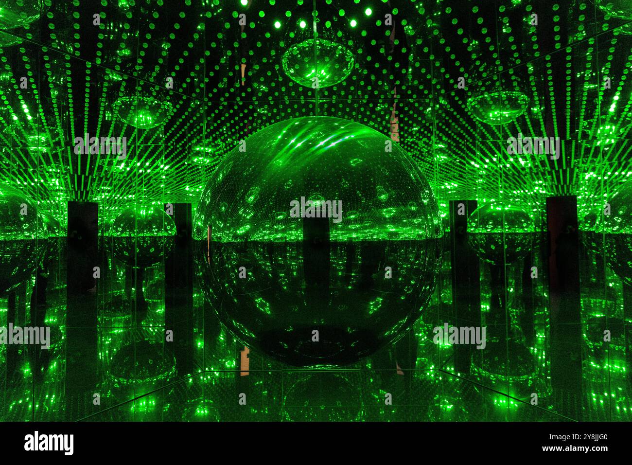 'Infinity Mirrored Room – Beauty Described by a Spherical Heart ...