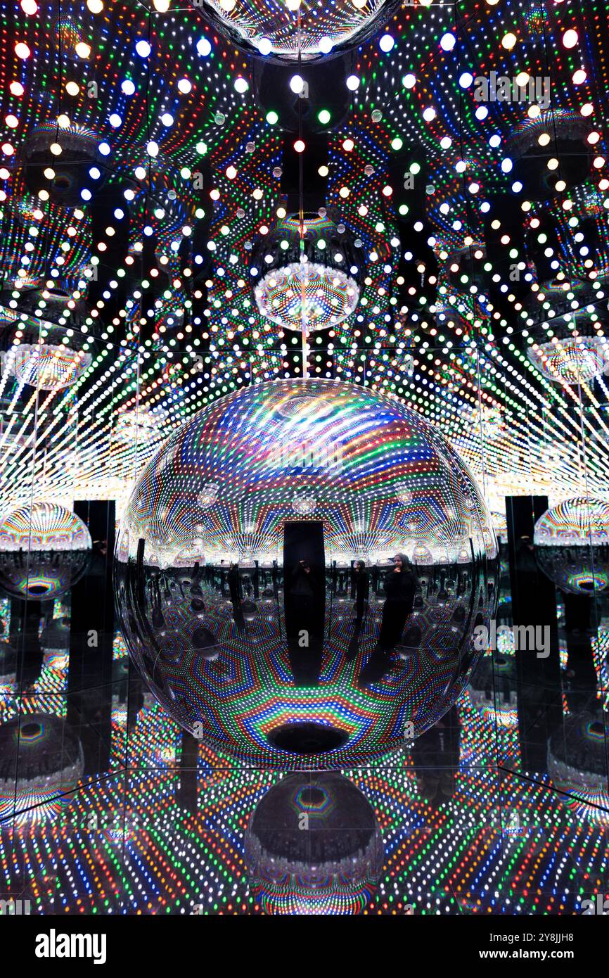 'Infinity Mirrored Room – Beauty Described by a Spherical Heart ...