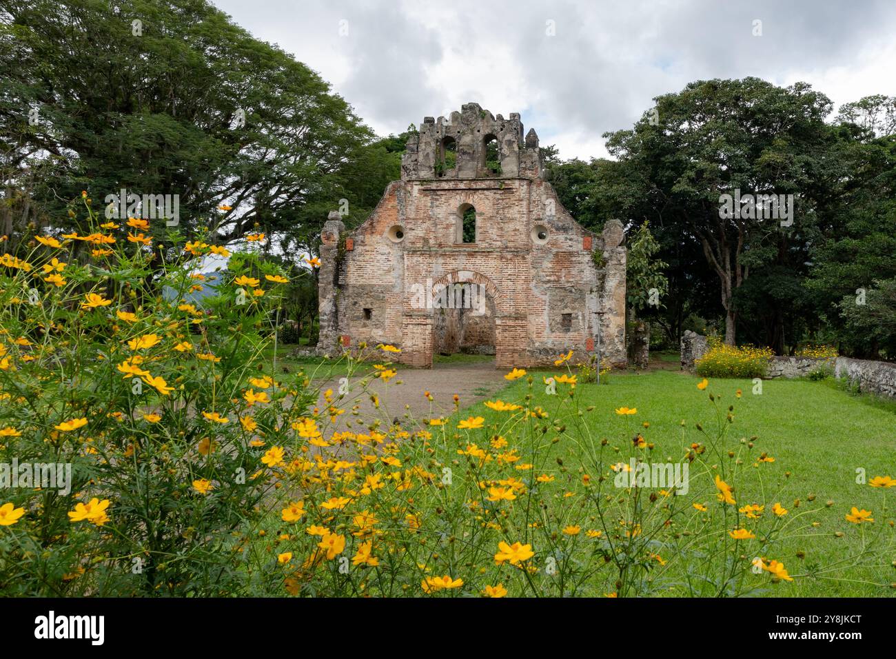 Image of the remains of a colonial-era church in Ujarras, Cartago ...