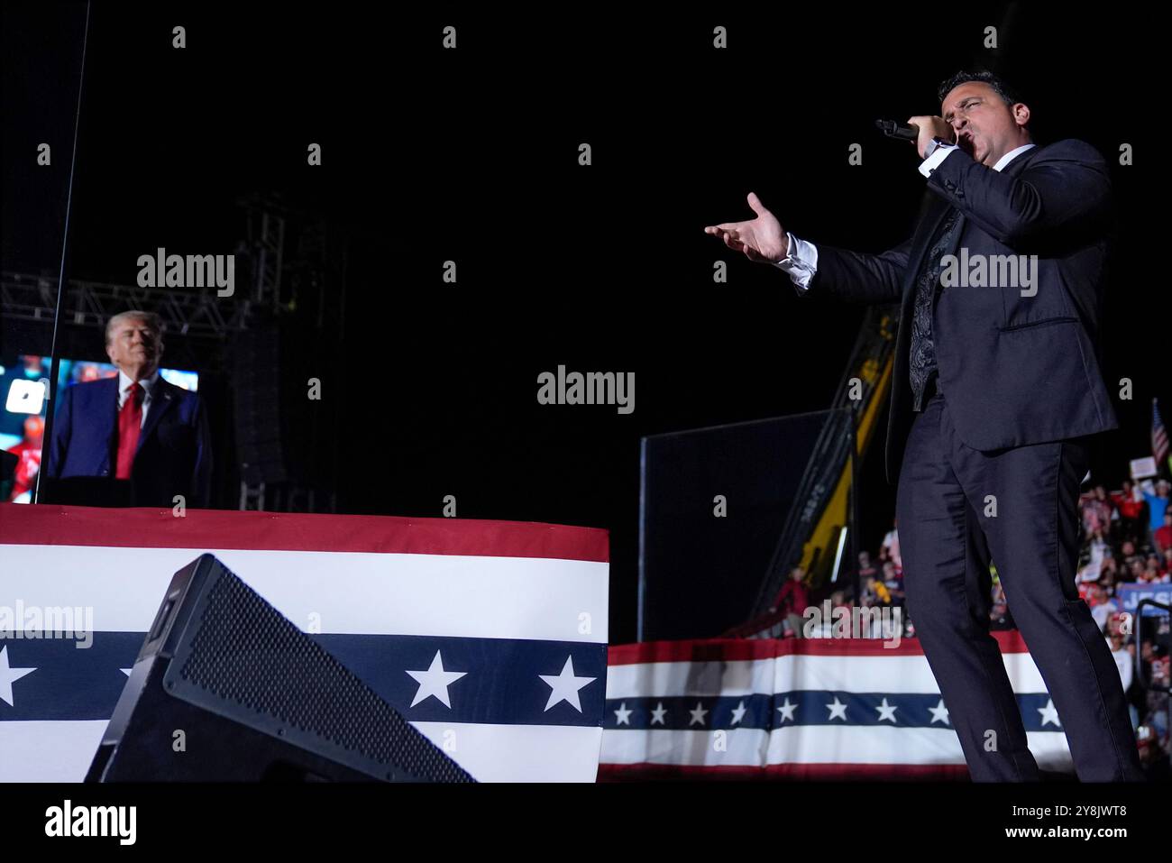 Opera singer Christopher Macchio sings as Republican presidential ...