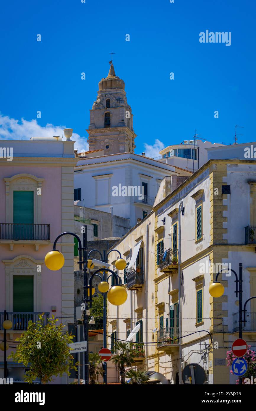 Vieste In Puglia, the long beach and the Pizzomunno monolith Stock ...