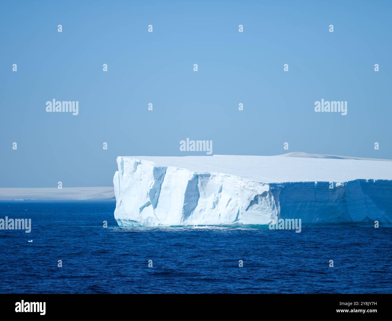 tabular iceberg in antarctica Stock Photo - Alamy