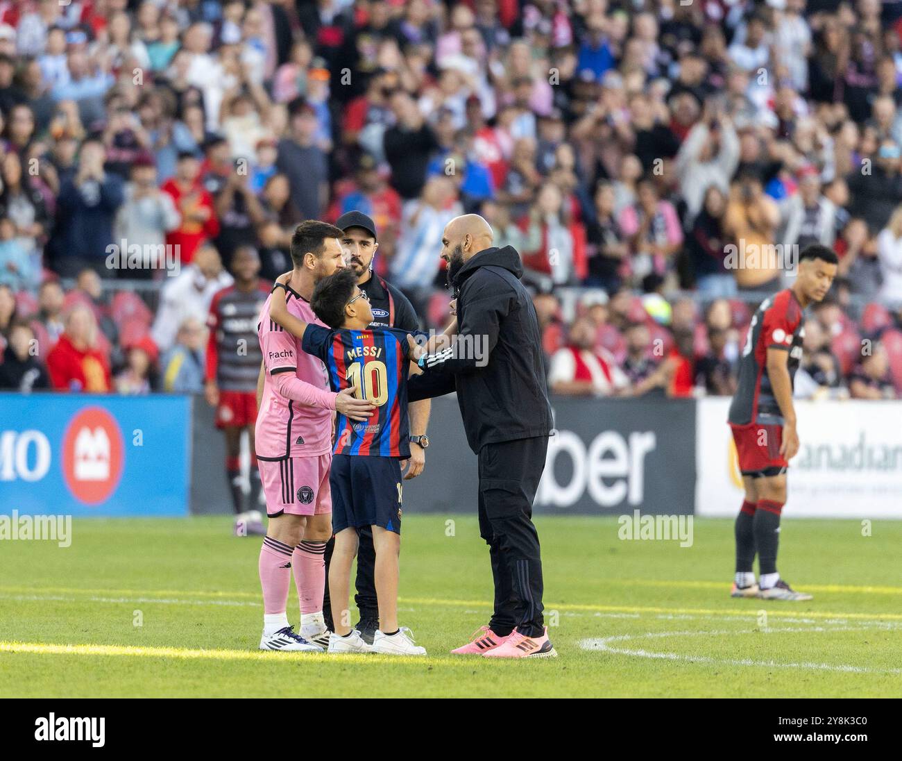 Toronto, Canada. 5th Oct, 2024. A young fan runs into the field to take ...