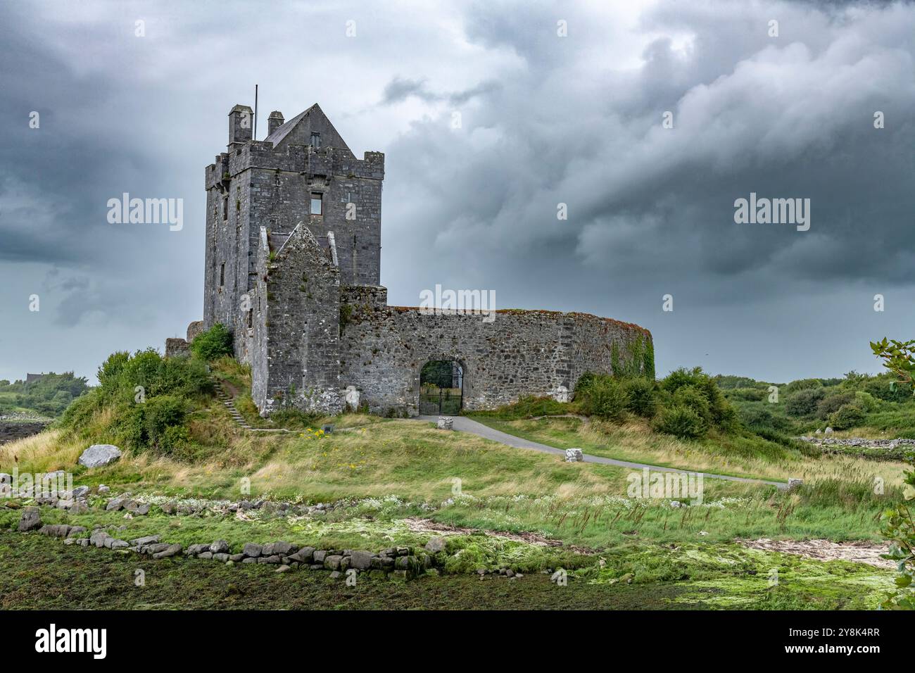 Historic castle overlooking sea hi-res stock photography and images - Alamy