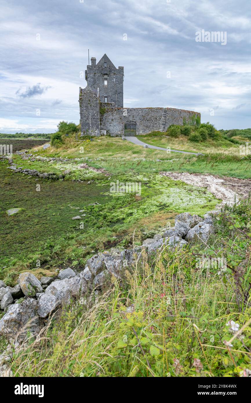 Historic castle overlooking sea hi-res stock photography and images - Alamy