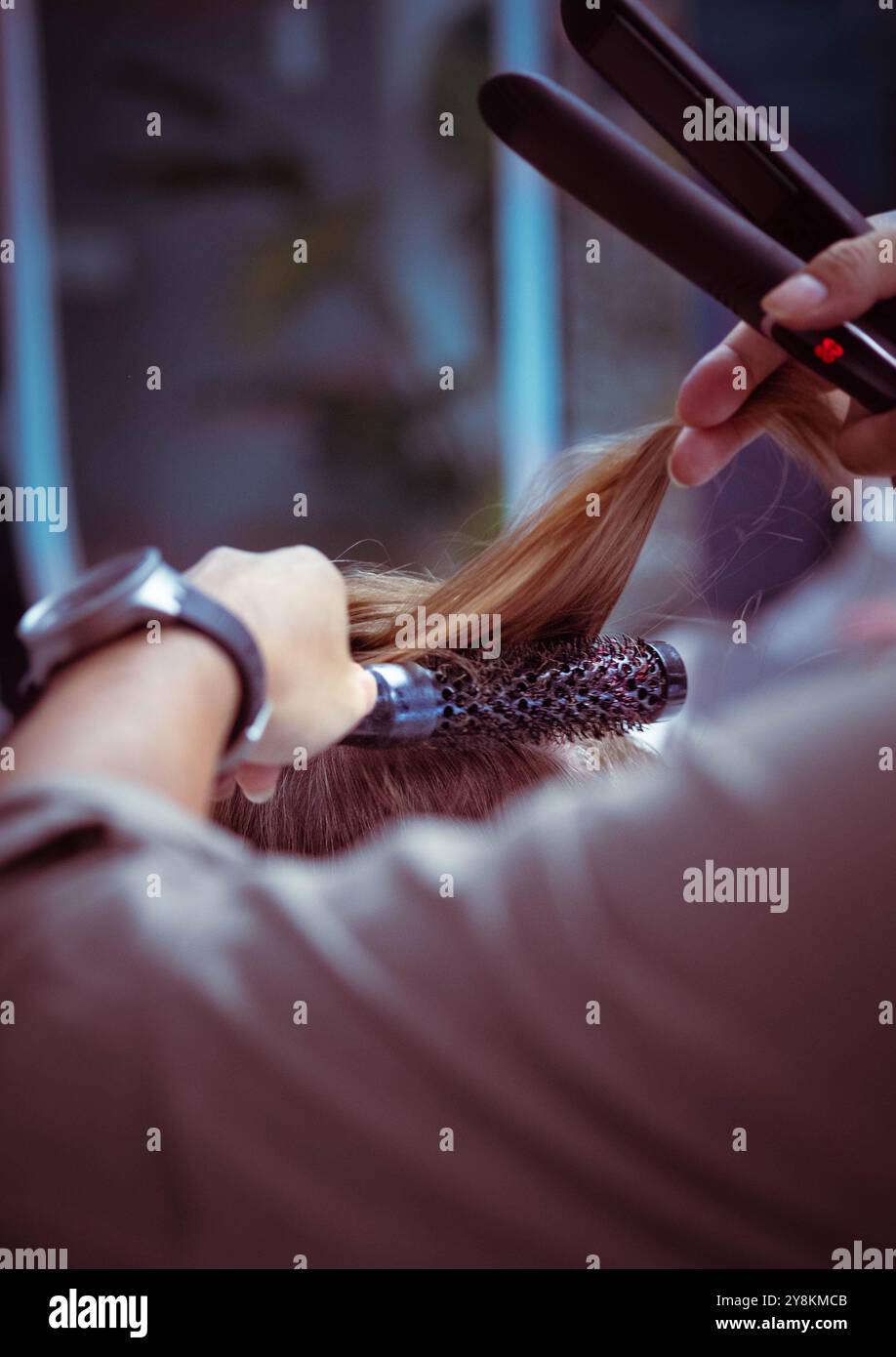 Hairdresser's hands showing cutting woman's hair. Hairdresser cutting ...