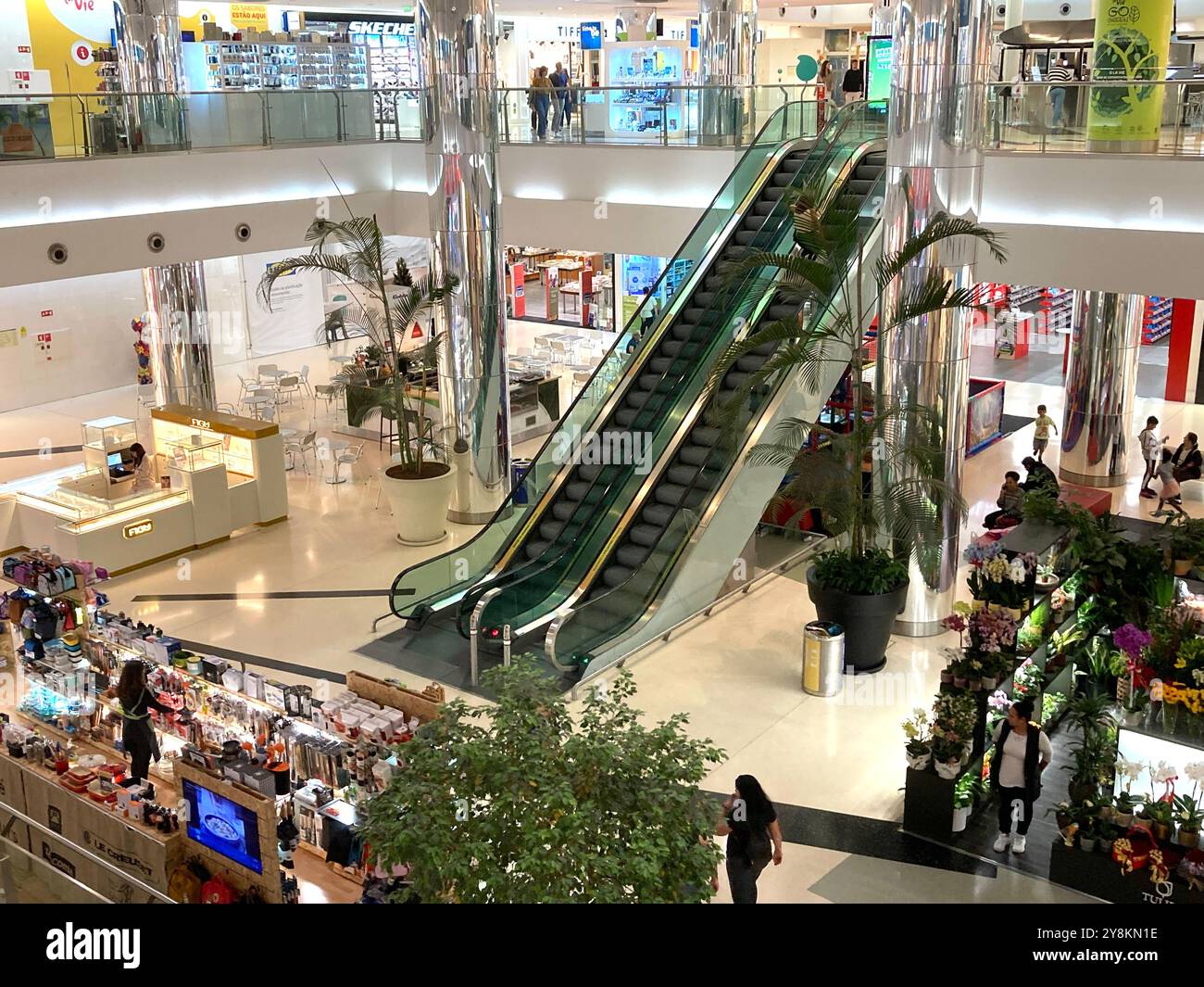 Escalators shopping center mall smartphone stock photos and images - Alamy