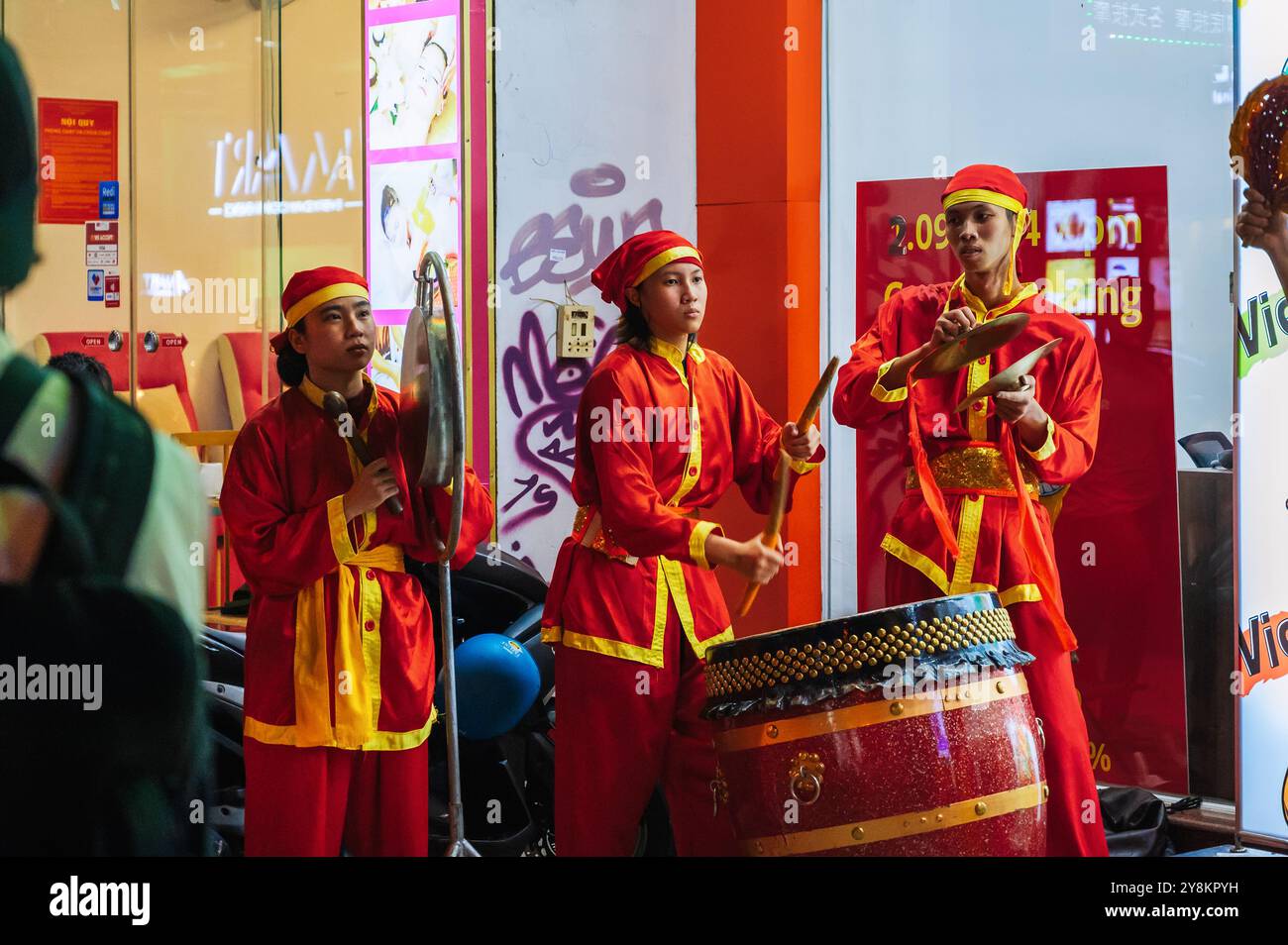 Vietnamese musicians with drums in traditional costumes at a festive ...