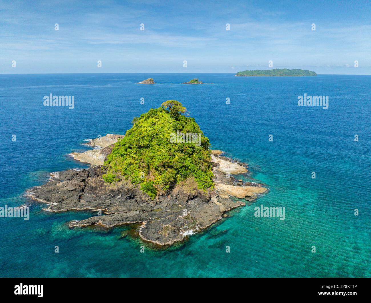 Turquoise sea water and waves in Bolog Islands. El Nido, Palawan ...