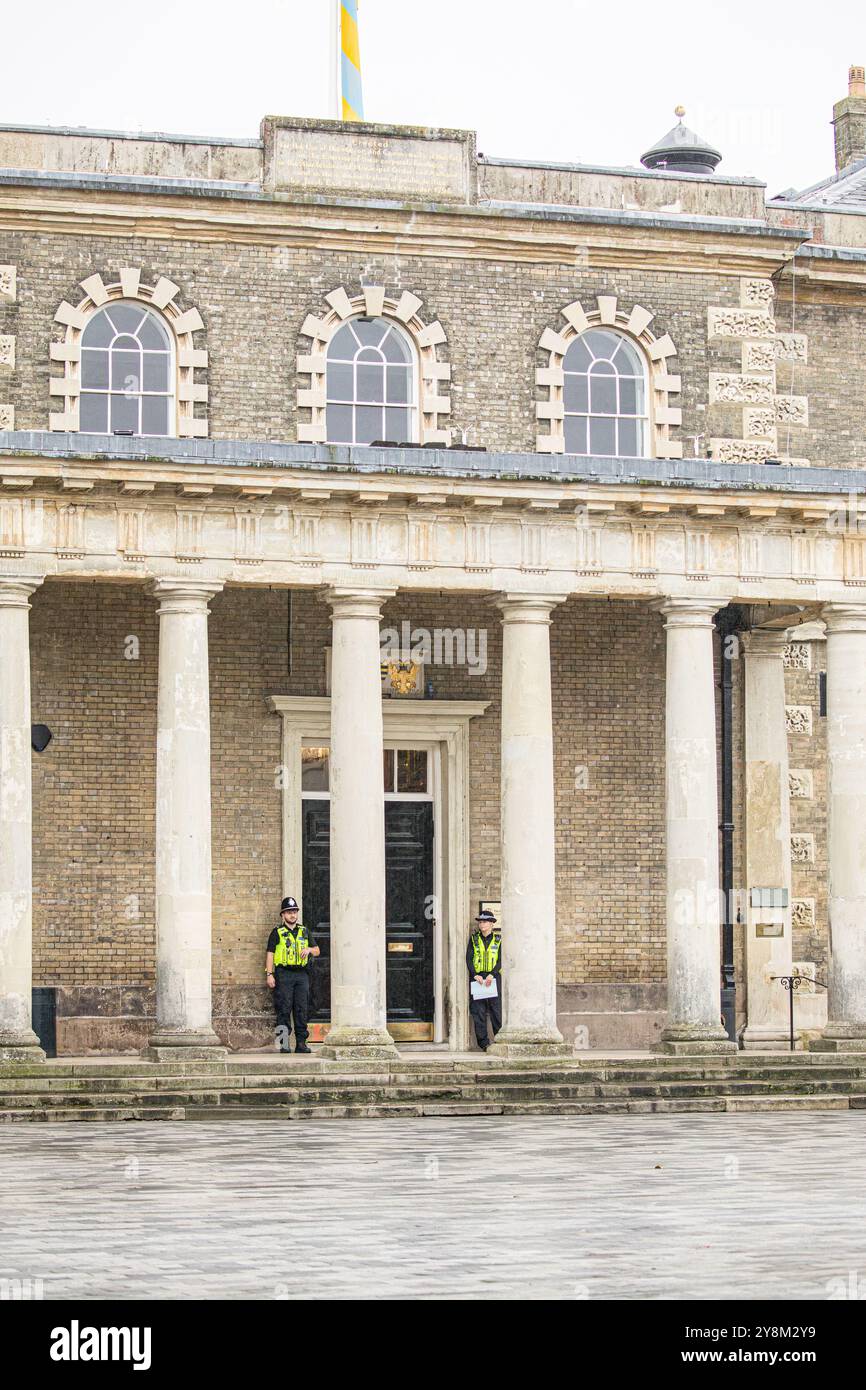 Salisbury, Wiltshire, UK, 6th October 2004. Uniformed Police on duty ...
