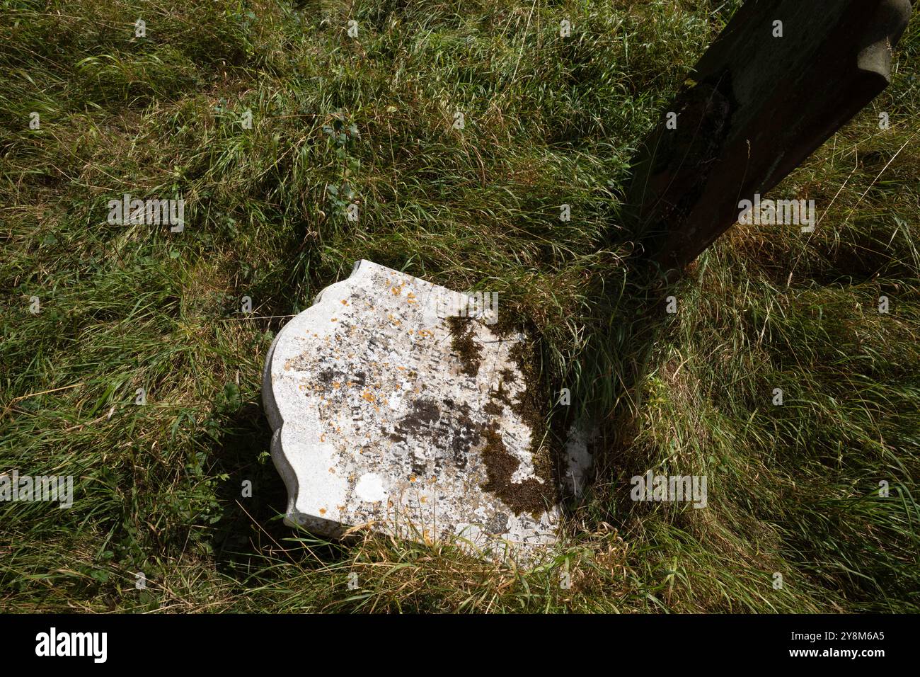 Fallen gravestone hi-res stock photography and images - Alamy