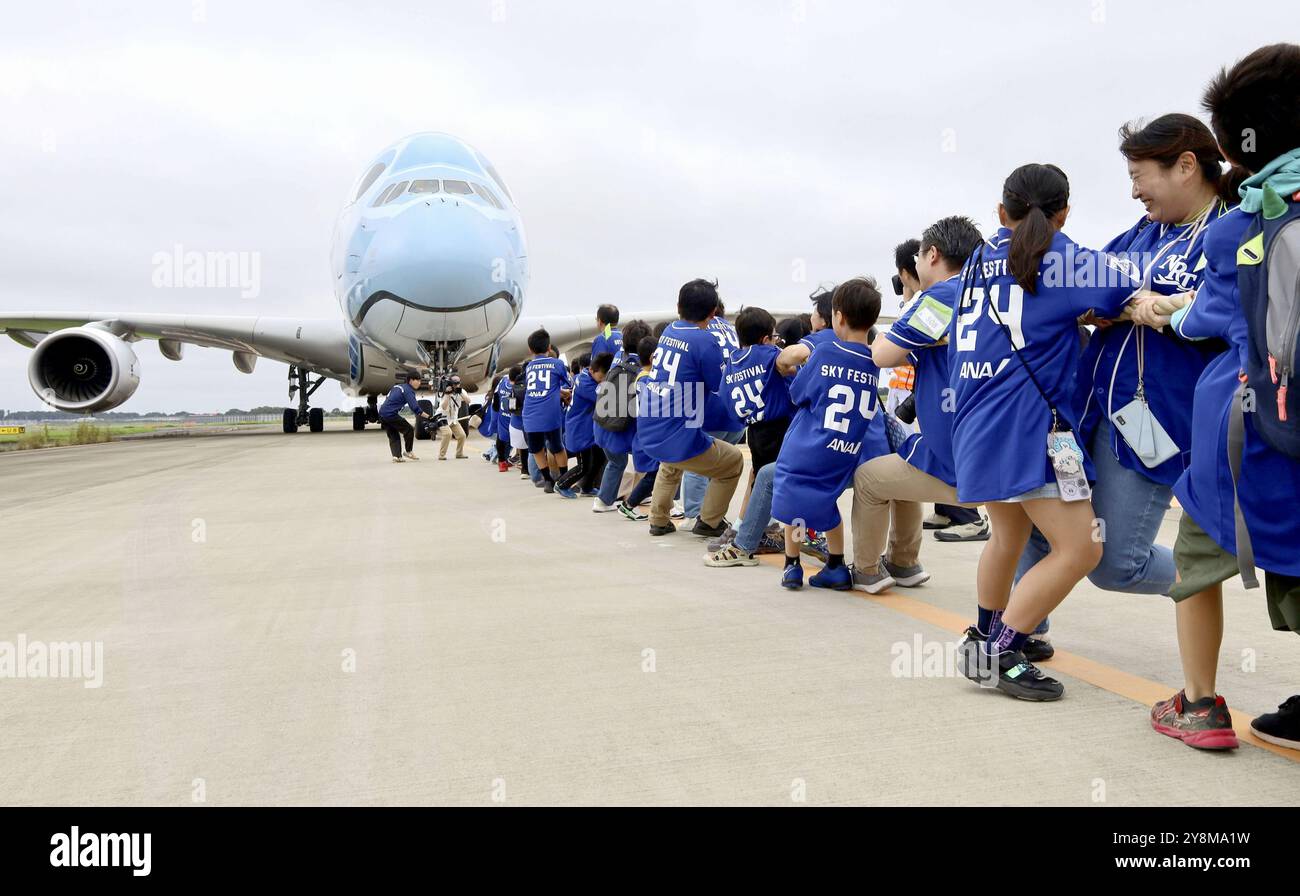 Tokyo, Japan. 6th Oct 2024. Around 350 elementary school students and ...