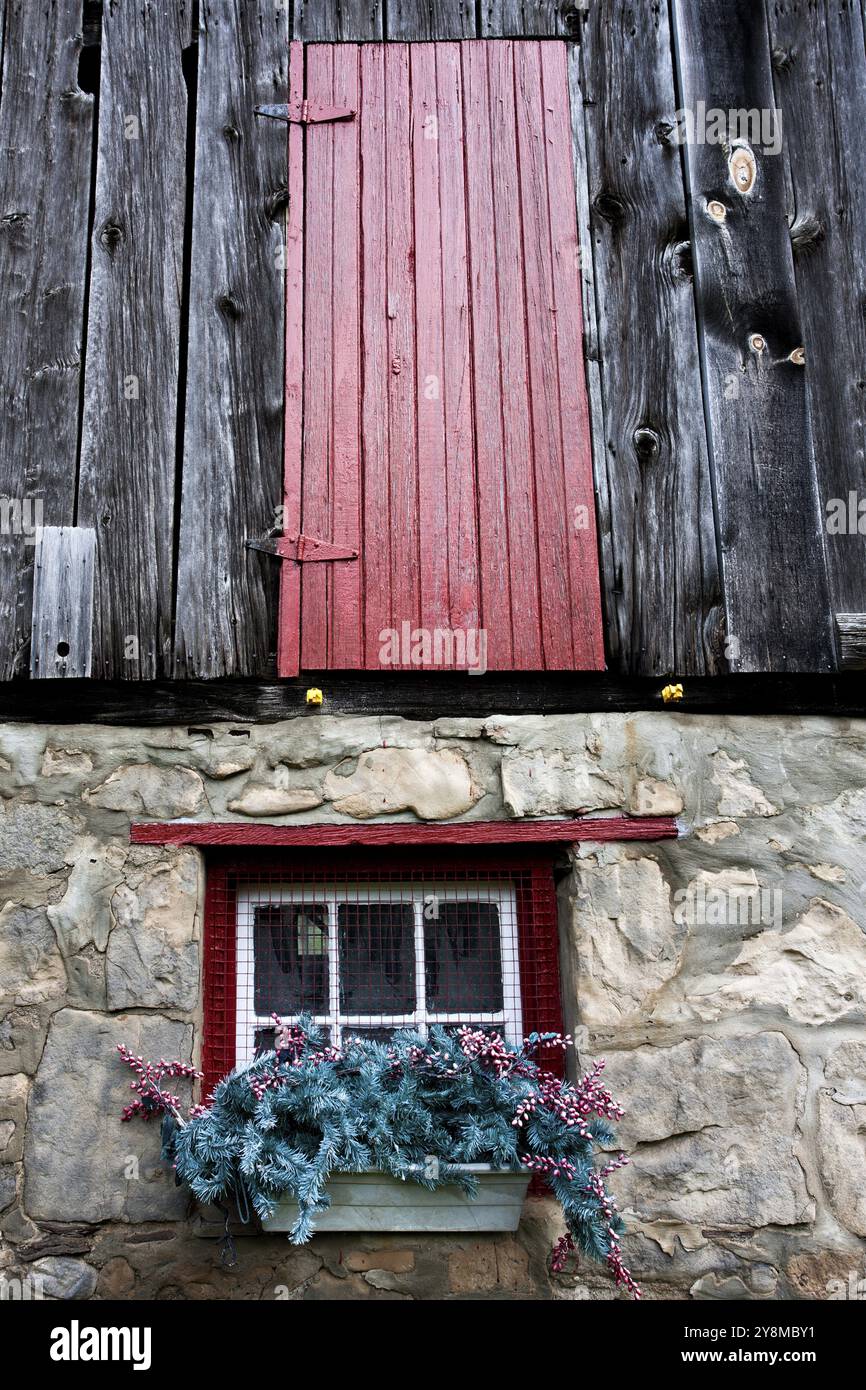 Vintage Barn with stone foundation in Ontario Stock Photo - Alamy