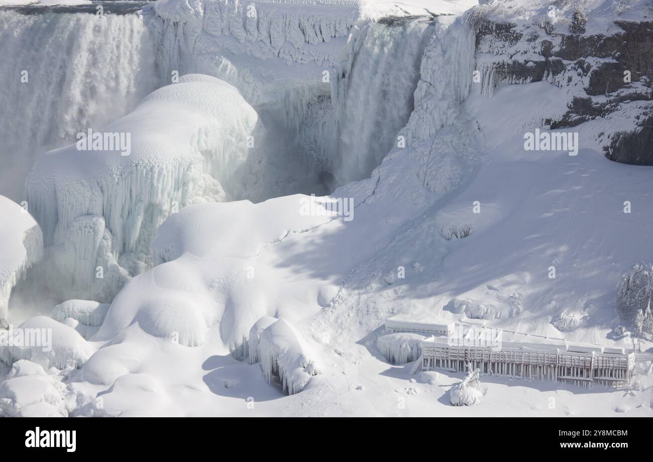 Winter Niagara Falls frozen snow and ice Stock Photo - Alamy