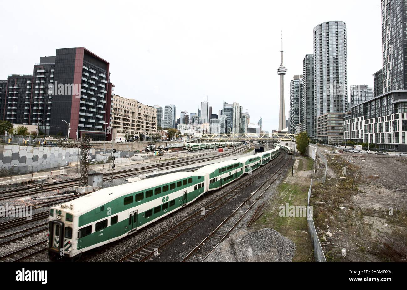 Daytime Photos of Toronto Ontario buildings downtown go train and ...