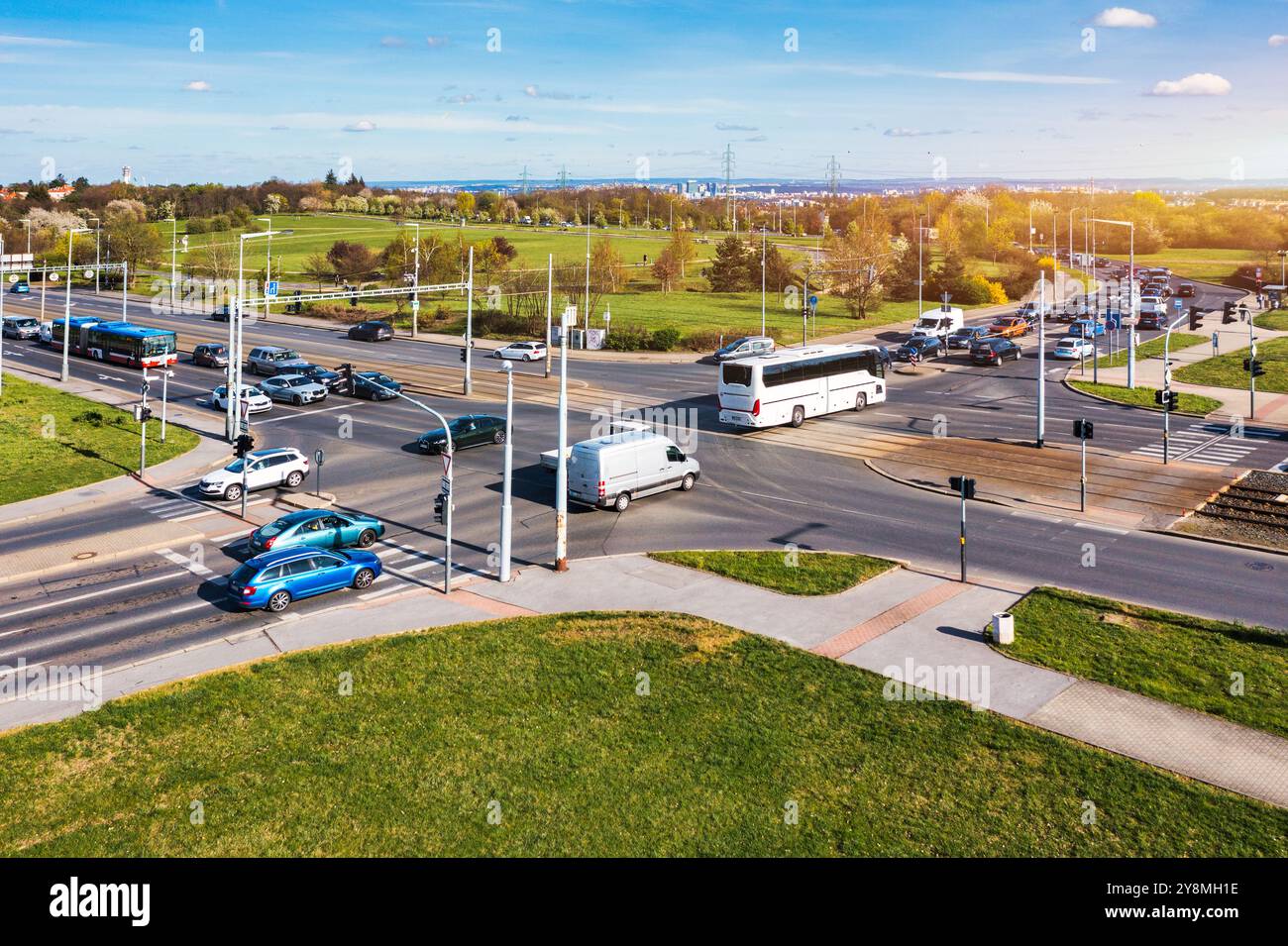 Busy urban intersection features hi-res stock photography and images ...
