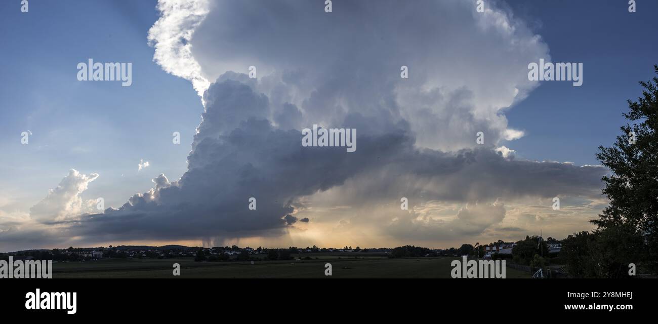 The cloud tower of a thunderstorm cell over the country Stock Photo - Alamy