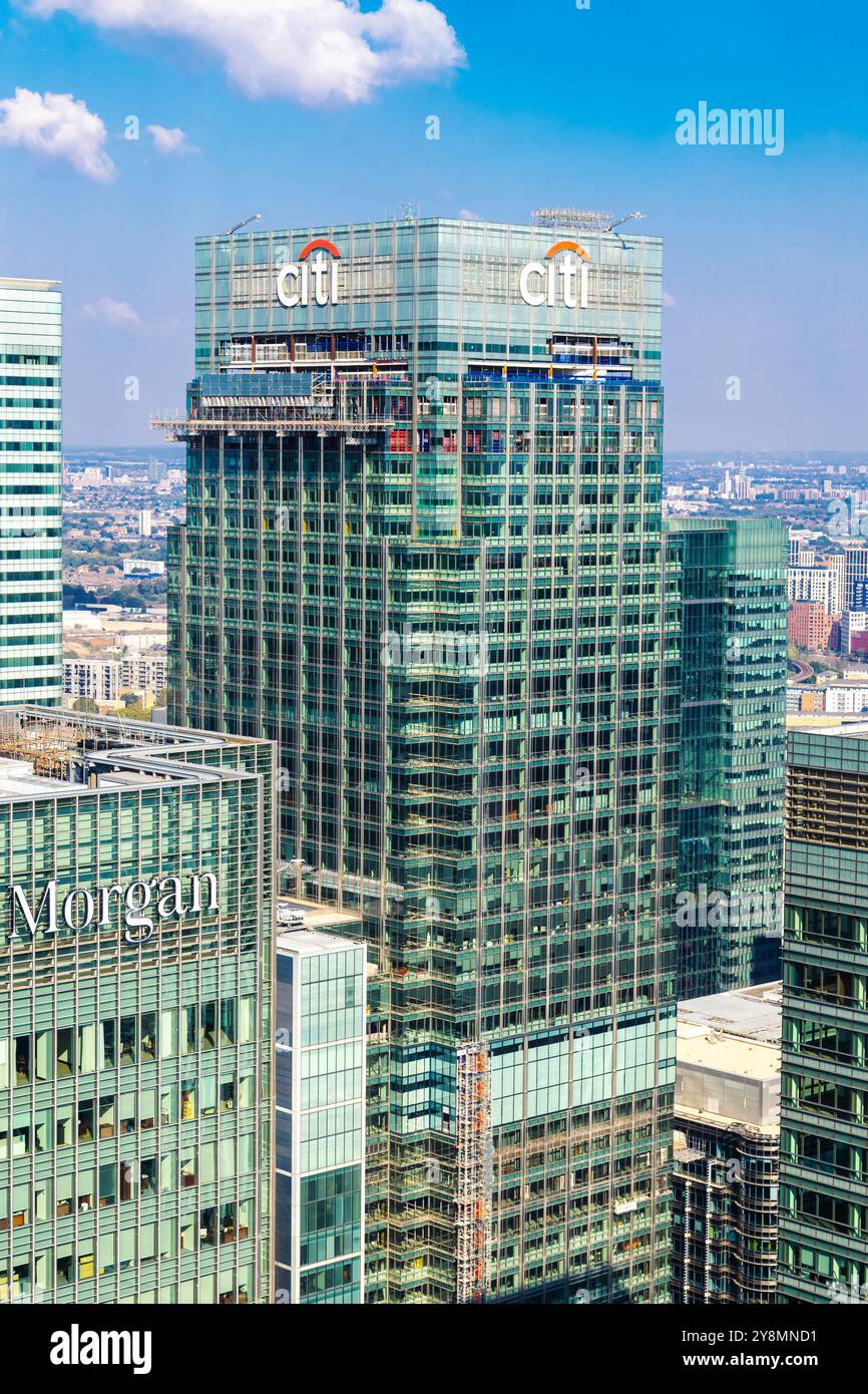 Glass skyscraper 25 Canada Square, Citibank / Citigroup offices in ...
