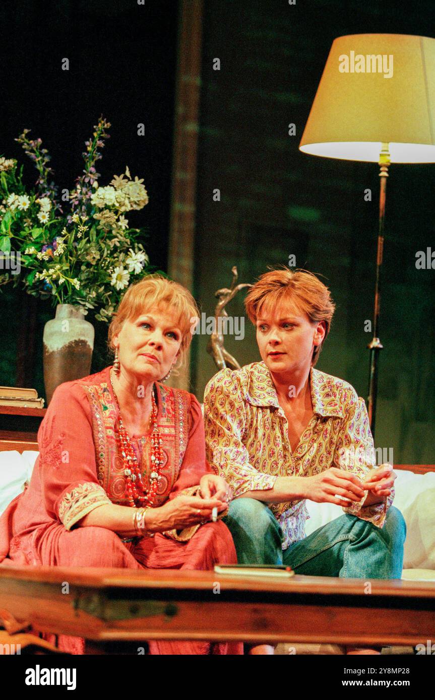 l-r: Judi Dench (Esme), Samantha Bond (Amy) in AMY'S VIEW by David Hare ...