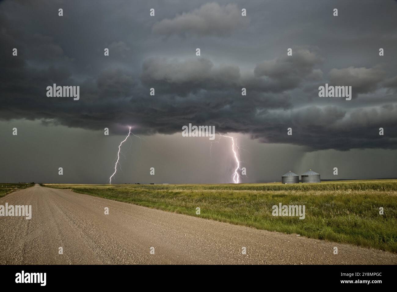 Prairie Storm Saskatchewan shelf cloud danger Lightning Stock Photo - Alamy