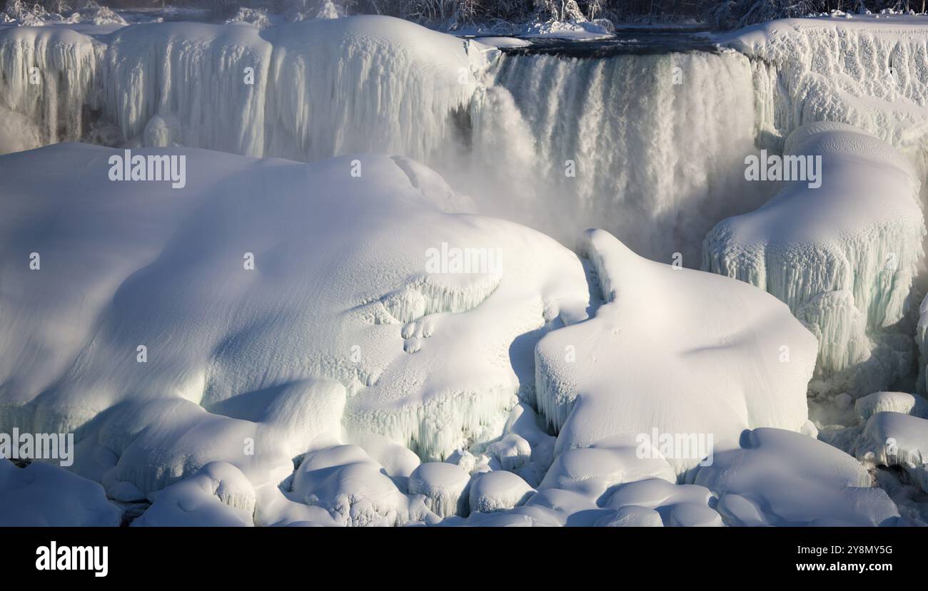 Winter Niagara Falls frozen snow and ice Stock Photo - Alamy