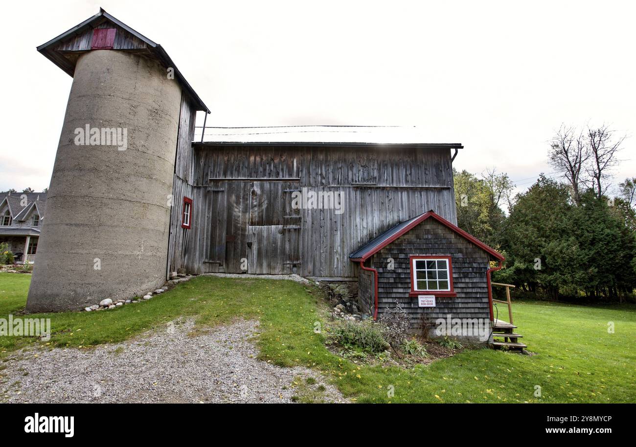 Vintage Barn with stone foundation in Ontario Stock Photo - Alamy
