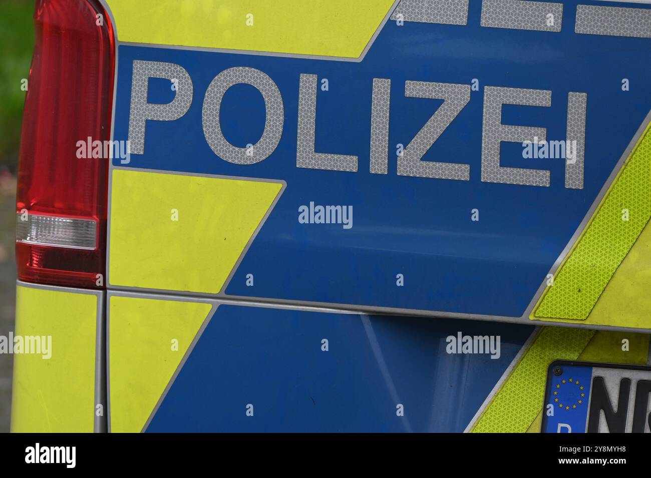 Schriftzug Polizei auf einem Polizeiwagen, Einsatzfahrzeug der Polizei ...