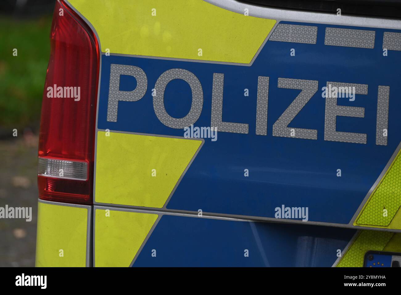 Schriftzug Polizei auf einem Polizeiwagen, Einsatzfahrzeug der Polizei ...