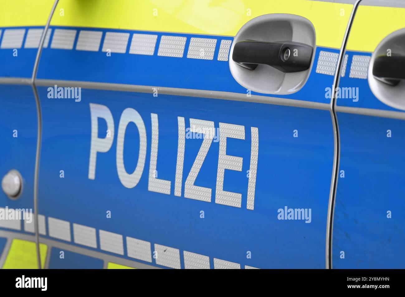 Schriftzug Polizei auf einem Polizeiwagen, Einsatzfahrzeug der Polizei ...