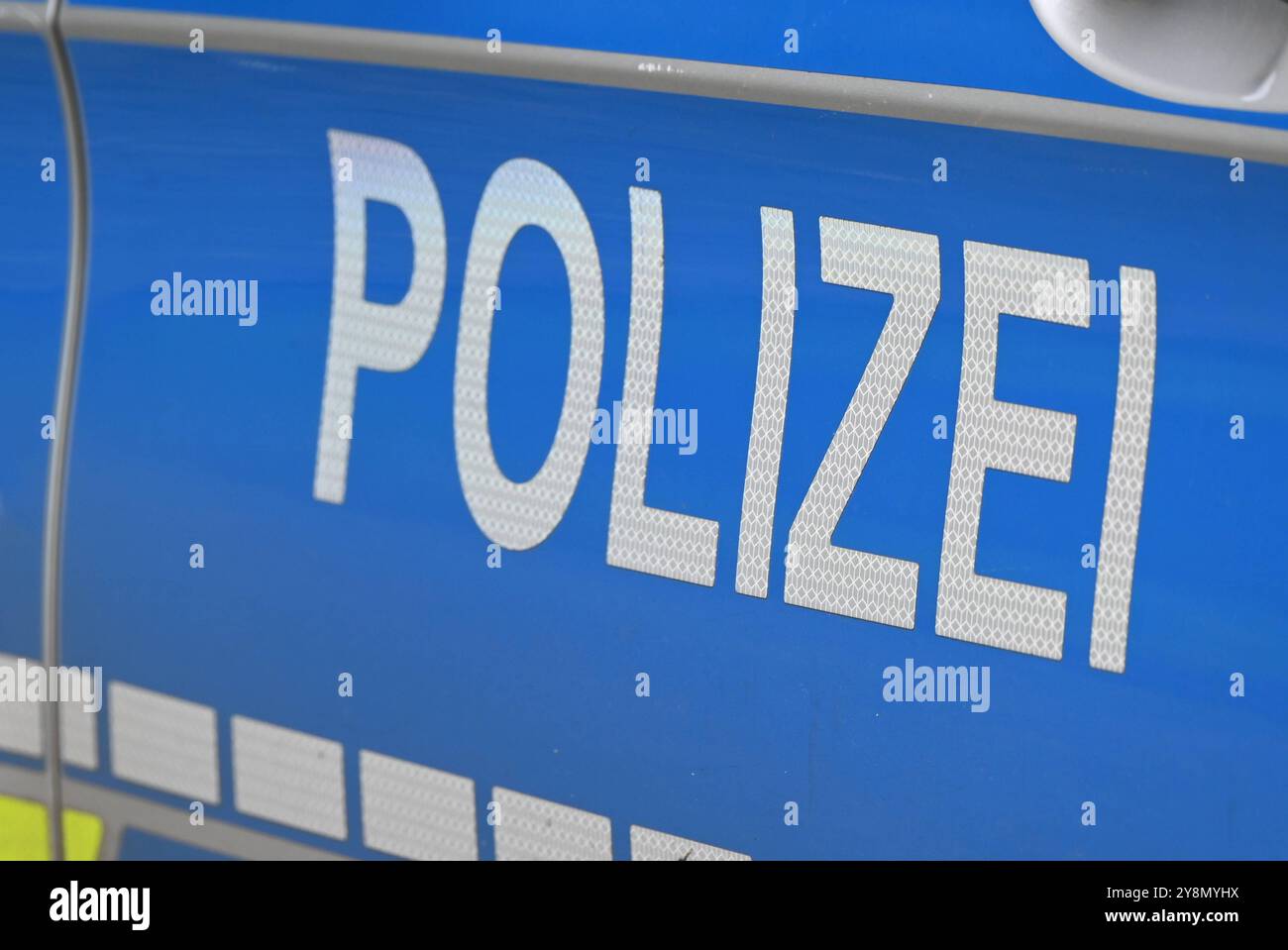 Schriftzug Polizei auf einem Polizeiwagen, Einsatzfahrzeug der Polizei ...