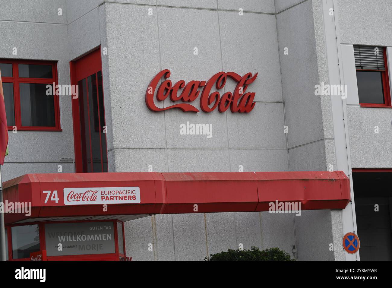 Logo, Schriftzug von Coca-Cola Europacific Partners, einem ...