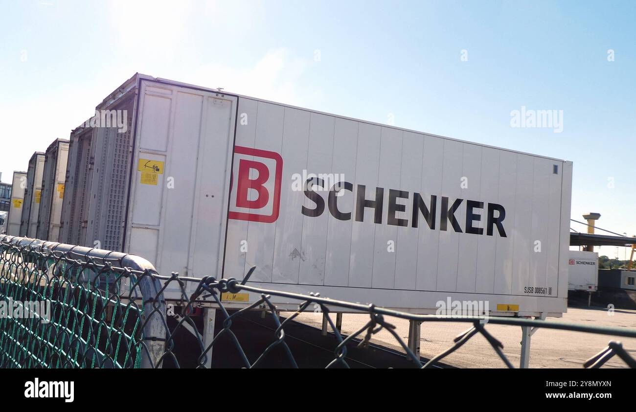 Container des Logistik Unternehmen DB Schenker stehen auf einem Platz ...