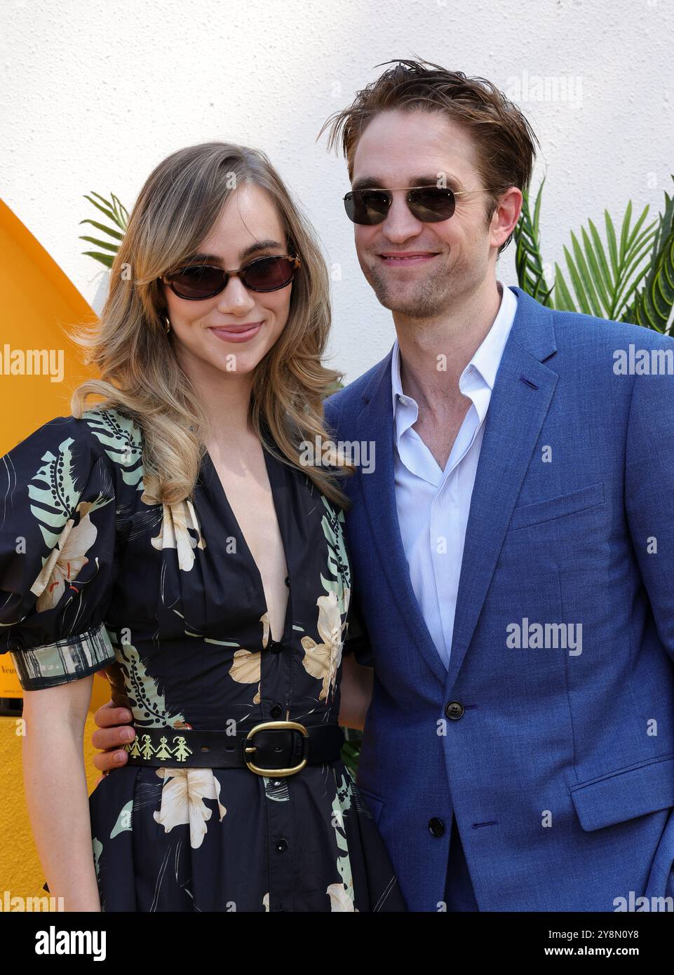 PACIFIC PALISADES, CA - OCTOBER 05: Suki Waterhouse, Robert Pattinson ...