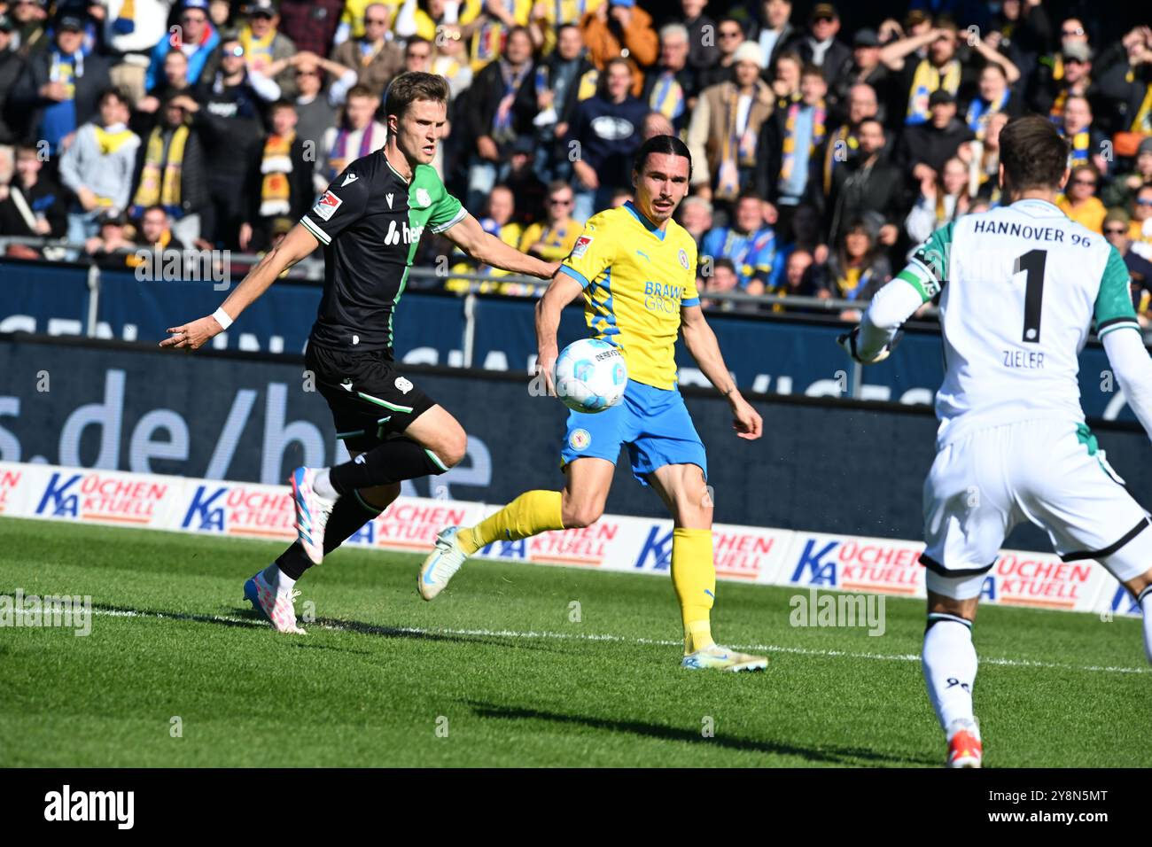 06 October 2024, Lower Saxony, Brunswick: Soccer: Bundesliga 2 ...