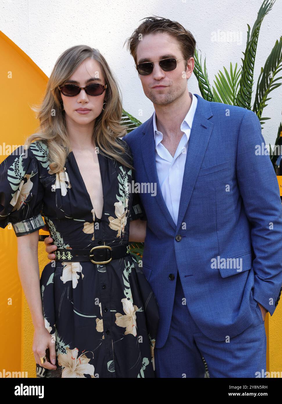 PACIFIC PALISADES, CA - OCTOBER 05: Suki Waterhouse, Robert Pattinson ...